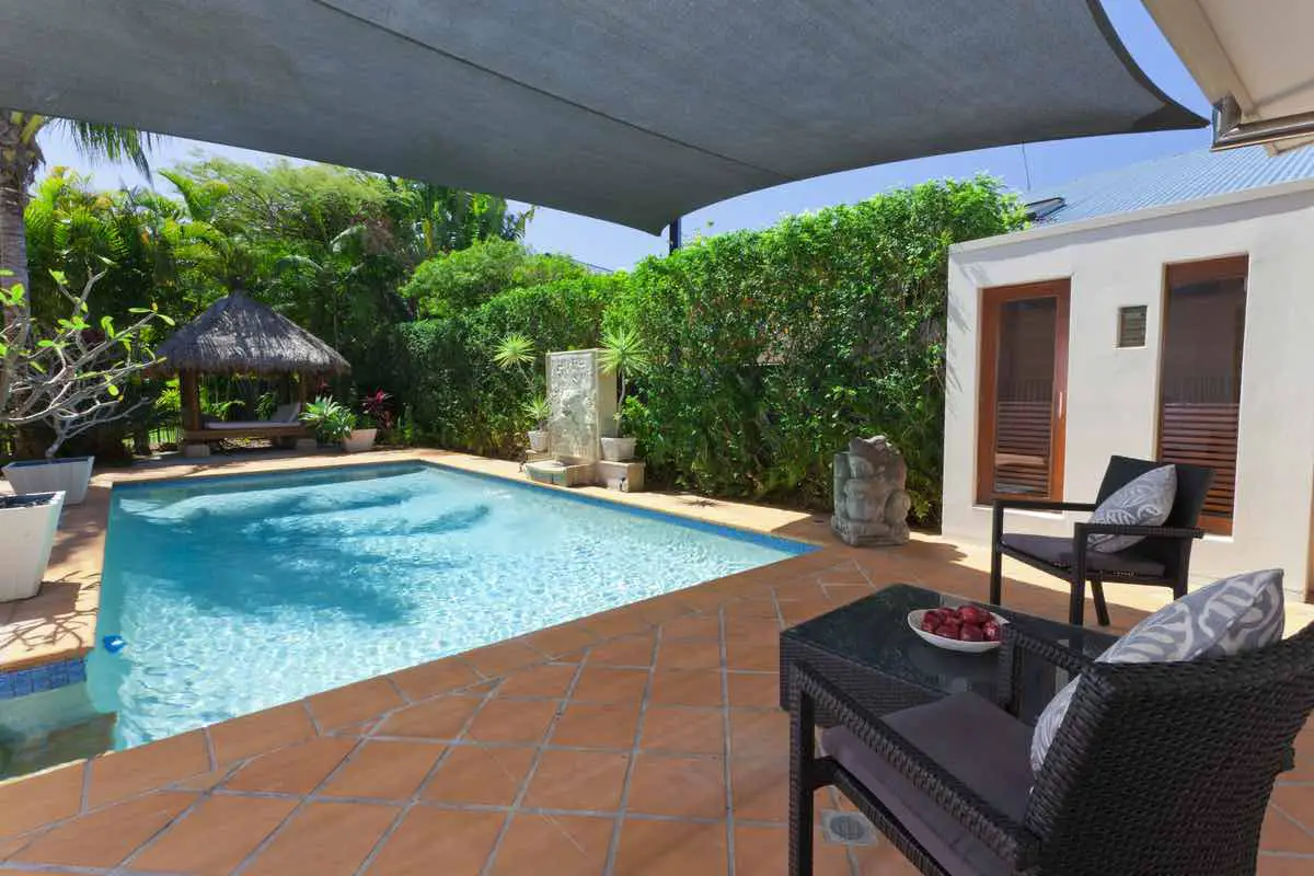 How to Make Your Pool Look Tropical (8 Ways)